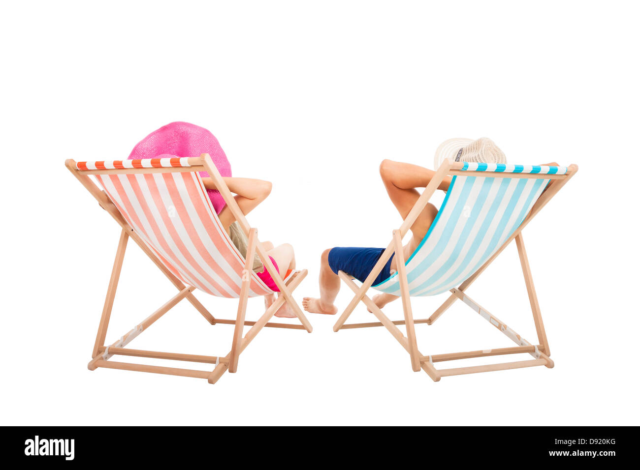 Deux personnes assises sur la plage Banque d'images détourées - Alamy