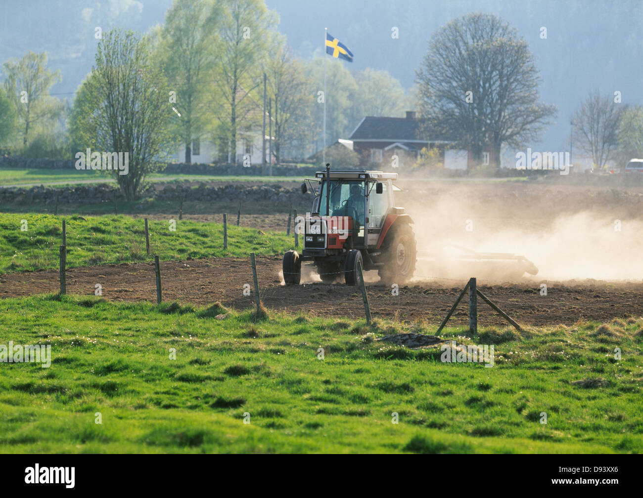 Champ de labour de tracteur Banque de photographies et d’images à haute ...