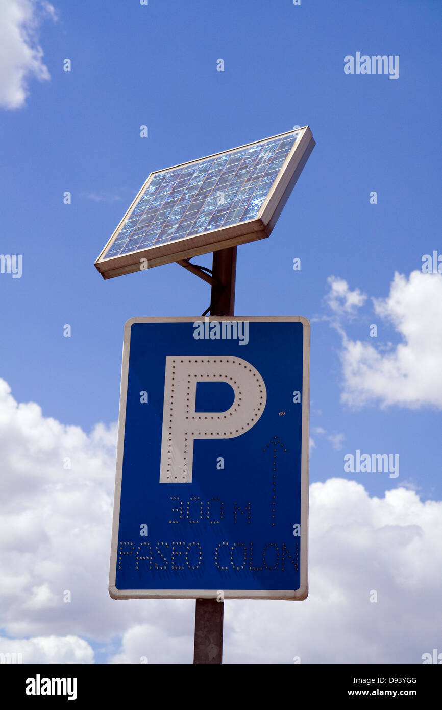 Panneau solaire sur un Parking sign à Séville, Andalousie, Espagne ...