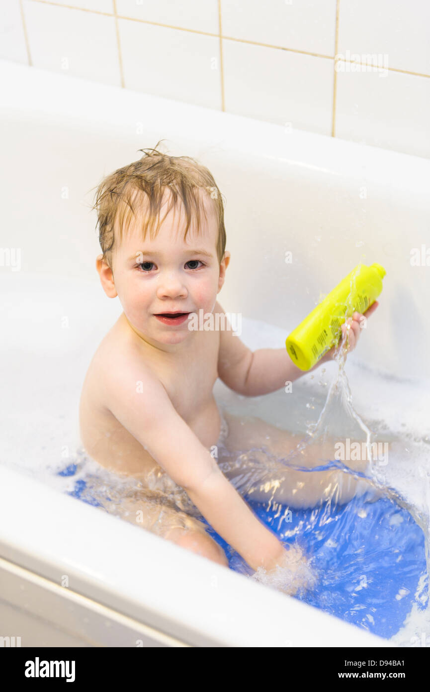 Garçon bain Banque de photographies et d’images à haute résolution - Alamy