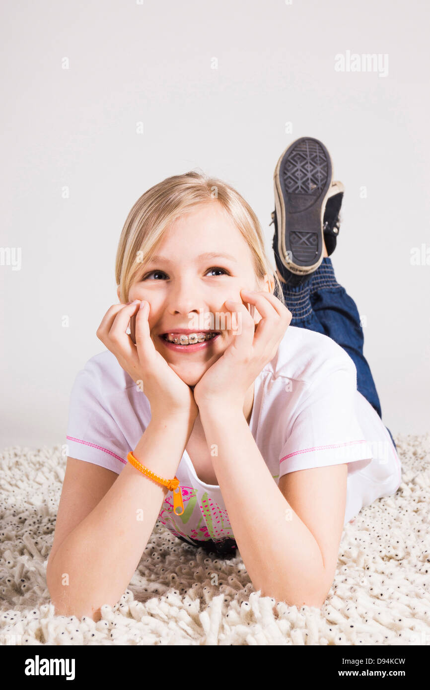 Preteen Girl Lying On Stomach Banque De Photographies Et Dimages à