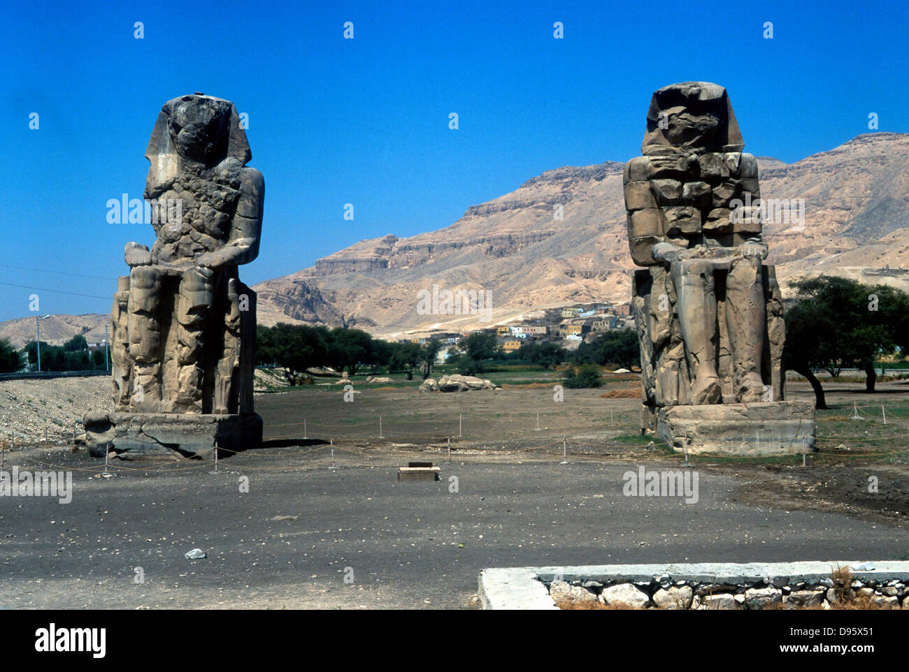 Les colosses de Memnon, près de la Vallée des Rois, Egypte, deux 70ft ...