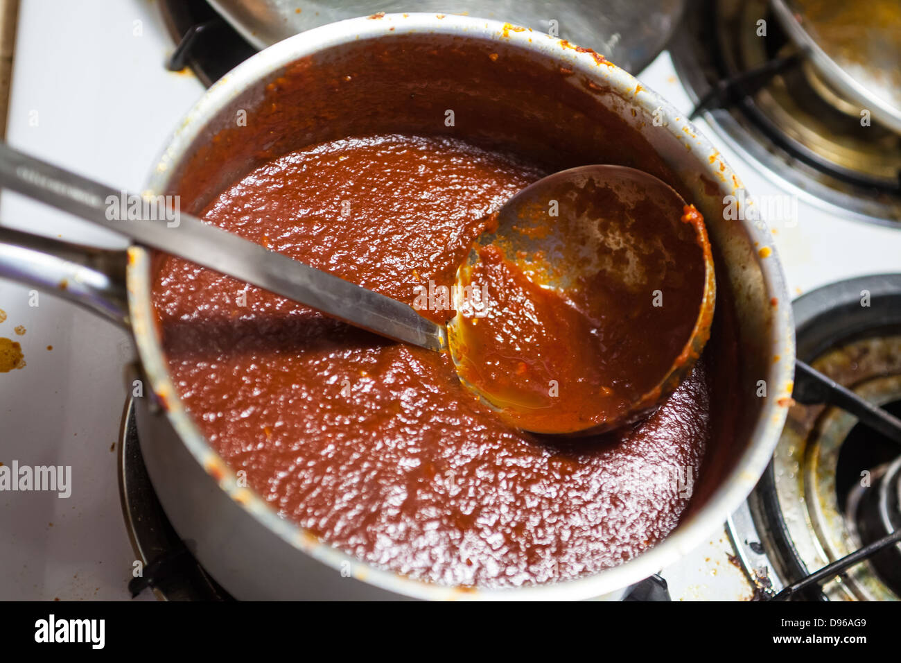 Cuisson de la sauce Banque de photographies et d’images à haute ...