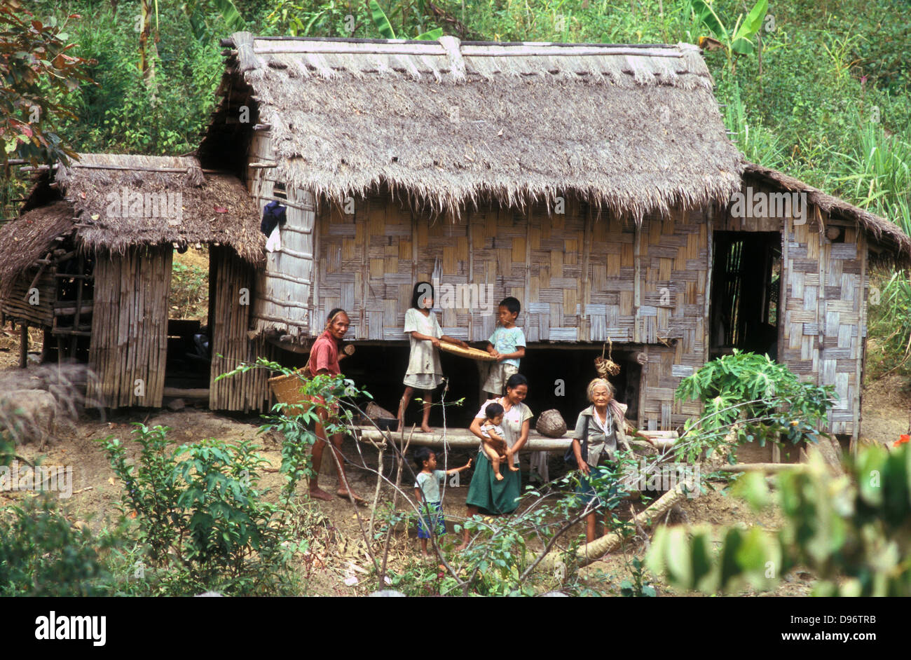 Maison de tribu mangyan site naibuan village près de san jose, Mindoro ...