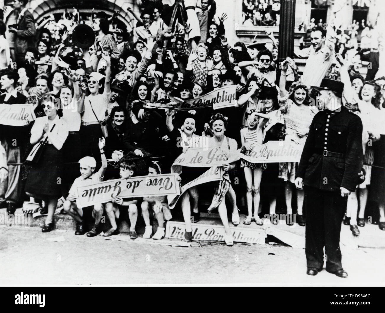 Des Civils Français Célébrant La Libération De Paris En 1944 La