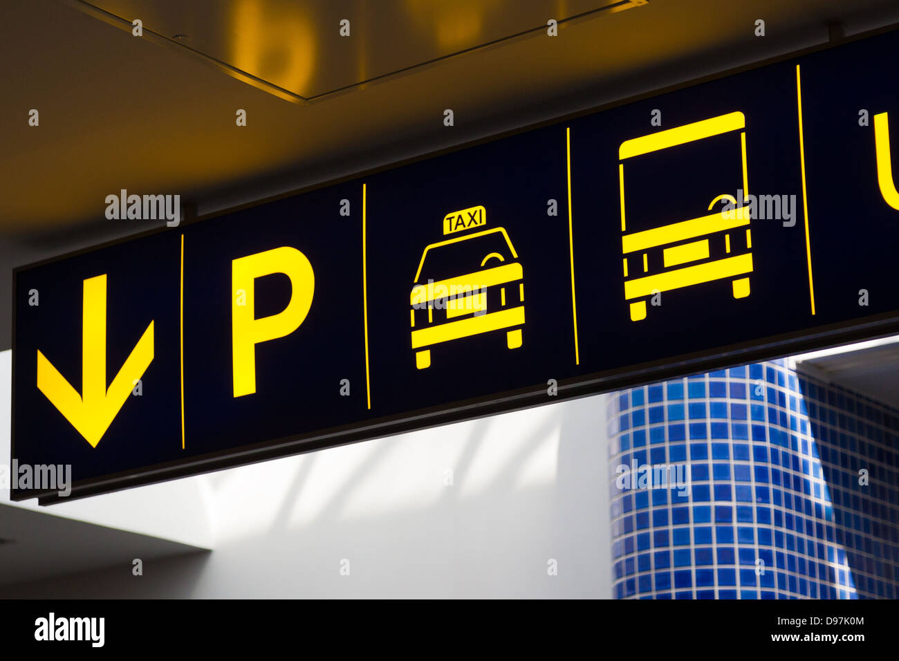 Taxi bus sign airport Banque de photographies et d’images à haute ...