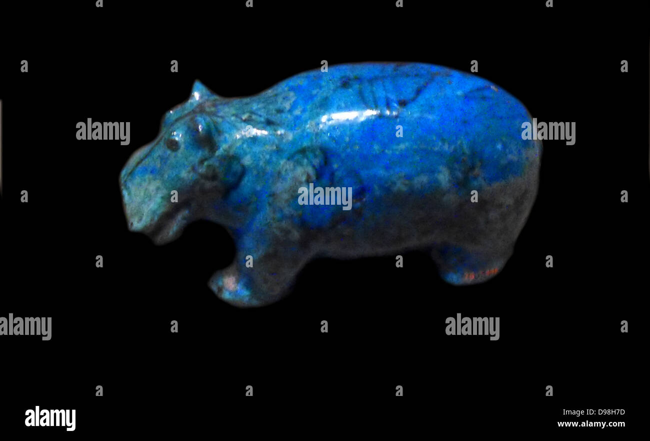 Hippopotame en faïence d'Egypte. Dynastie du Moyen Empire 12e ca. 1981 ...