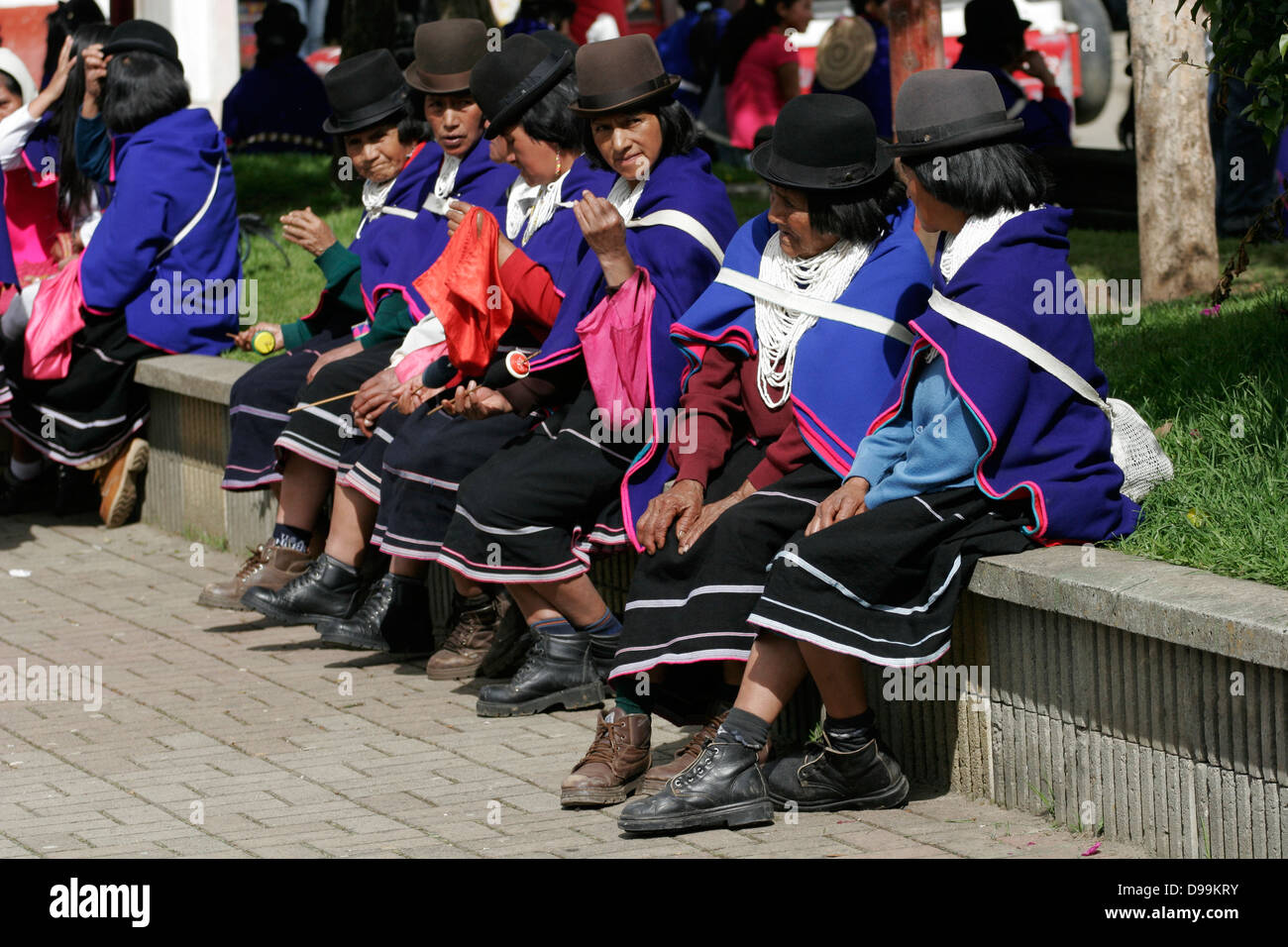 Man in traditional costume poncho Banque de photographies et d’images à ...