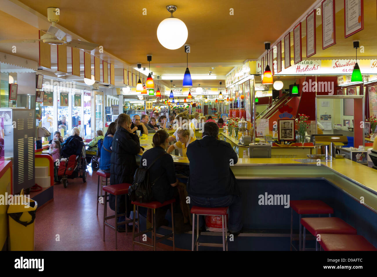 Intérieur de l'Alonzi harbour bar un célèbre glacier de Scarborough qui ...