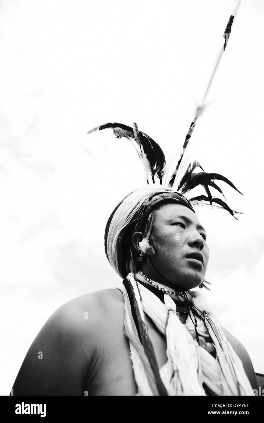 Homme autochtone en costume traditionnel Banque d'images noir et blanc ...