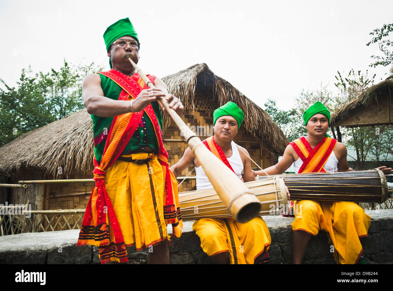 Peuples autochtones jouant des instruments de musique Banque de ...