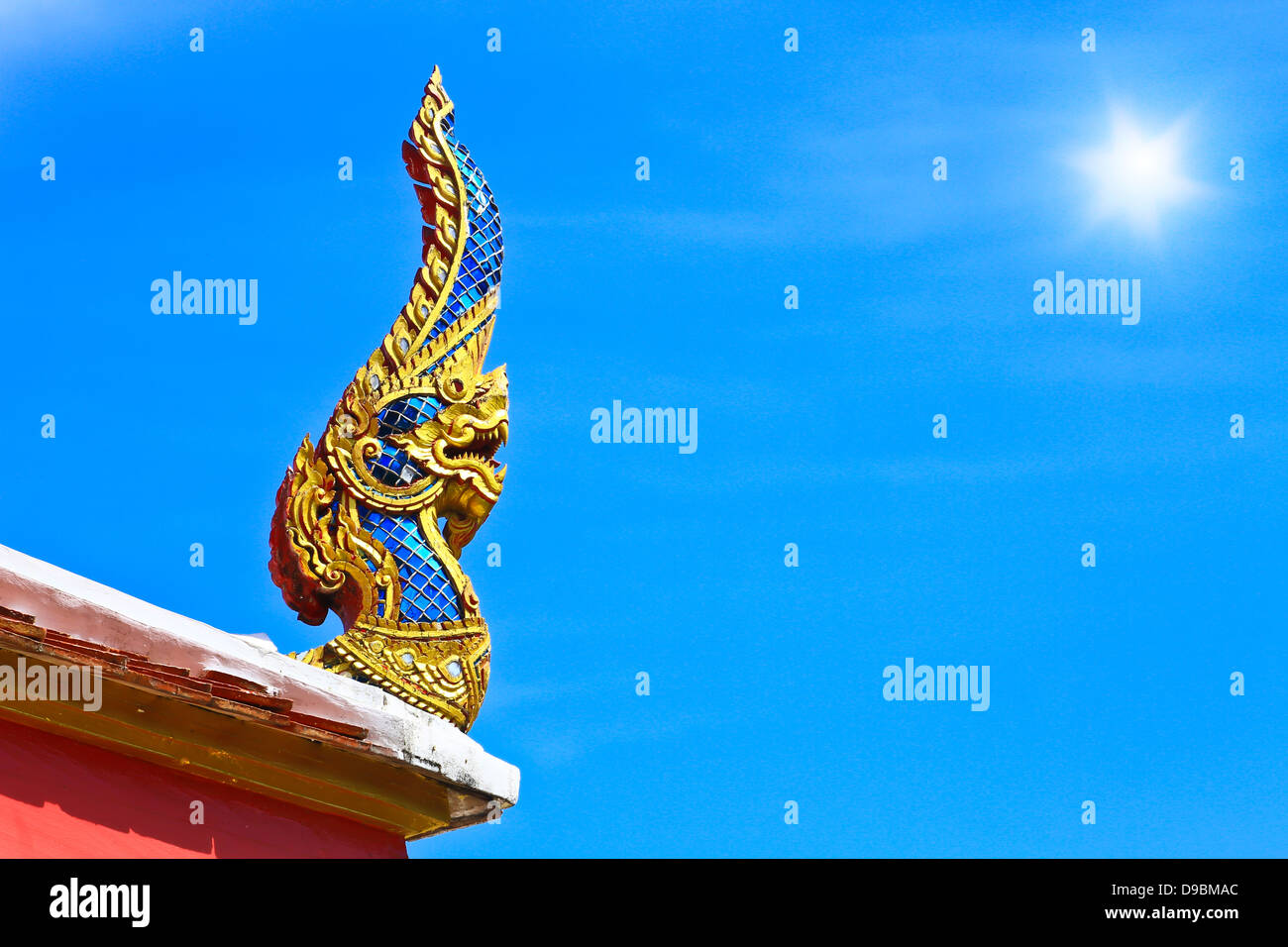 Dragon thaï ou le roi de Naga dans temple statue Photo Stock - Alamy
