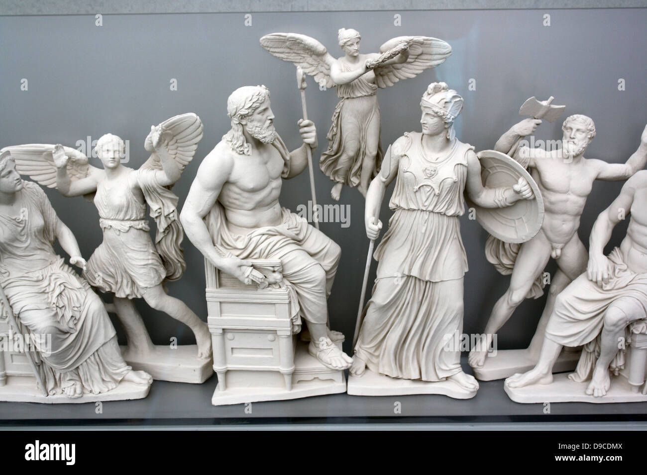 La reconstruction de l'est du fronton du Parthénon d'après dessin par ...