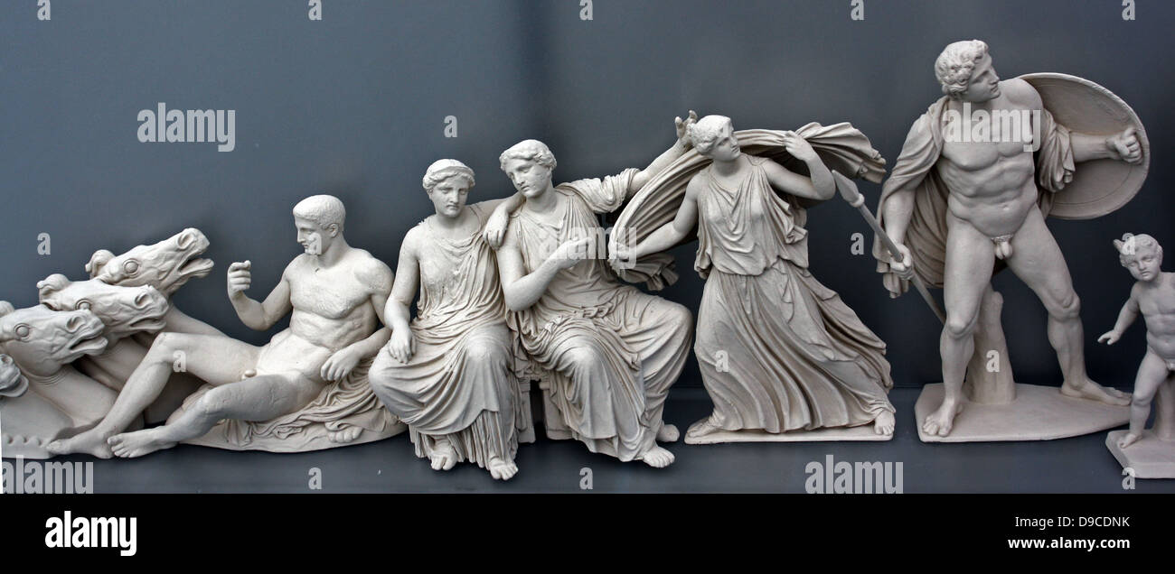 La reconstruction de l'est du fronton du Parthénon d'après dessin par ...