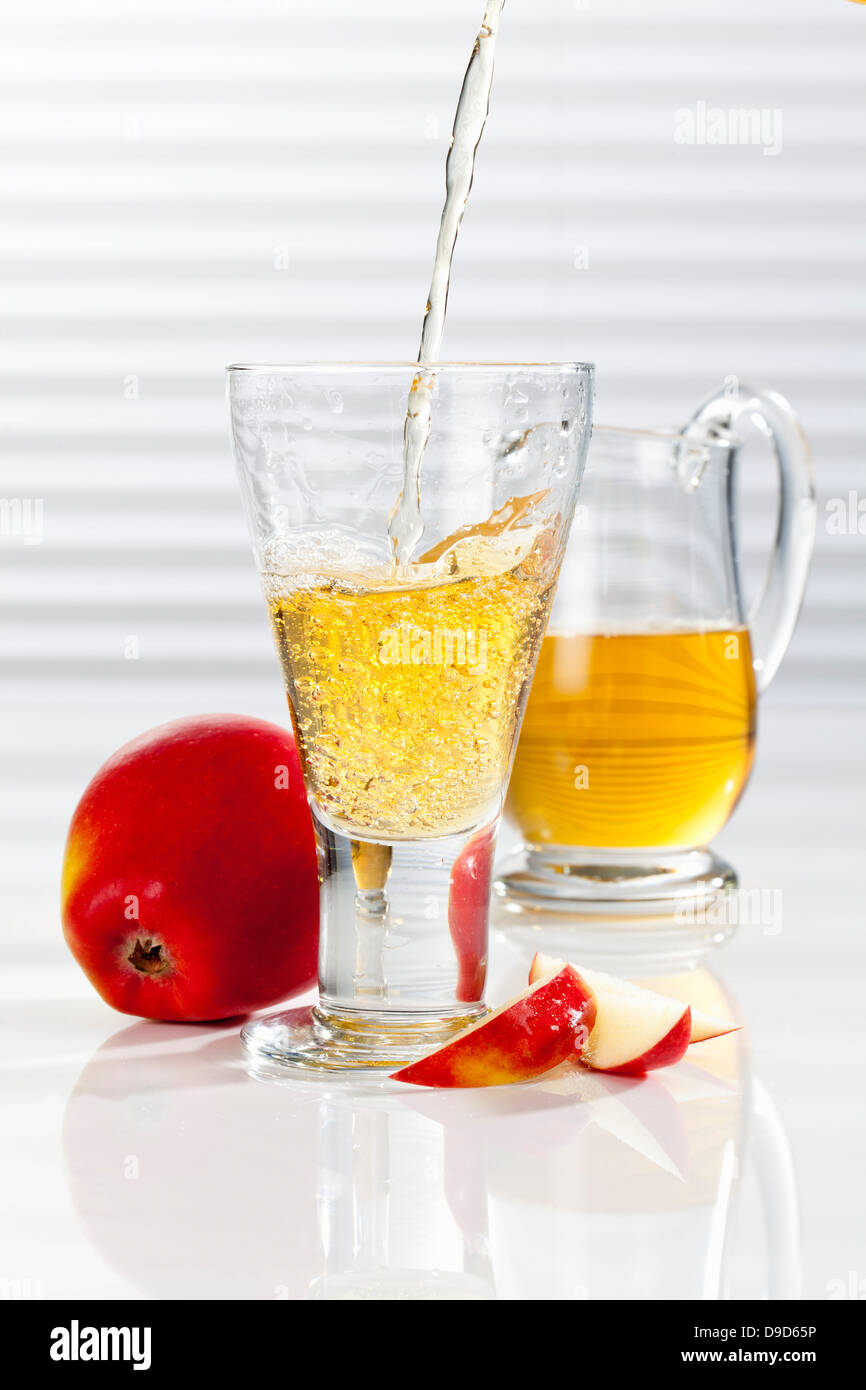 Carafe et verre avec du jus de pomme Banque de photographies et d ...