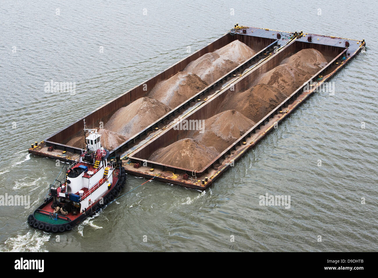 Tugboat pushing barges de sable, high angle view Photo Stock - Alamy