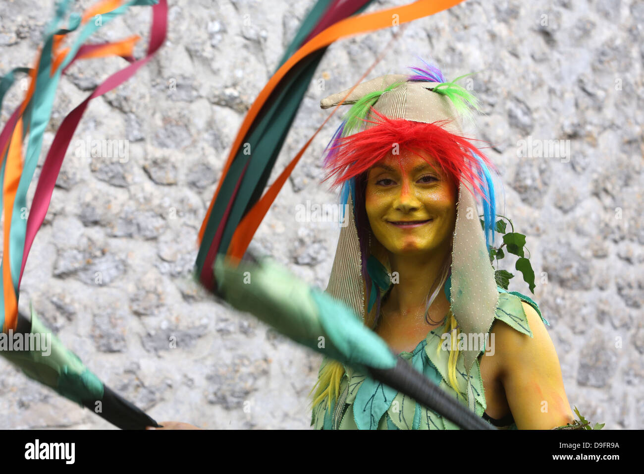 Parade de costumes à la fête médiévale de Provins, classée au ...