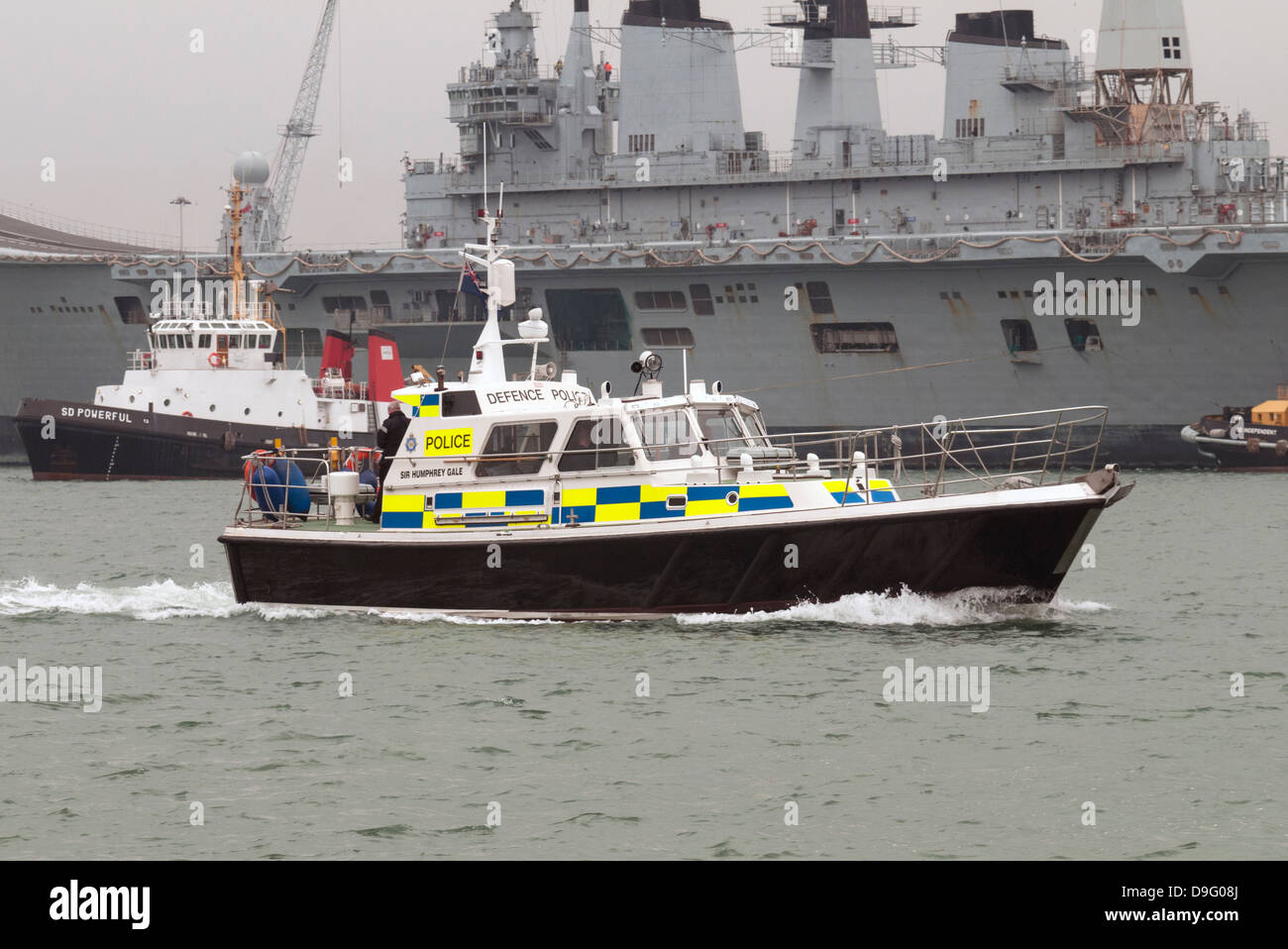 La police MOD lancer Sir Humphrey Gale en patrouille dans le port de ...