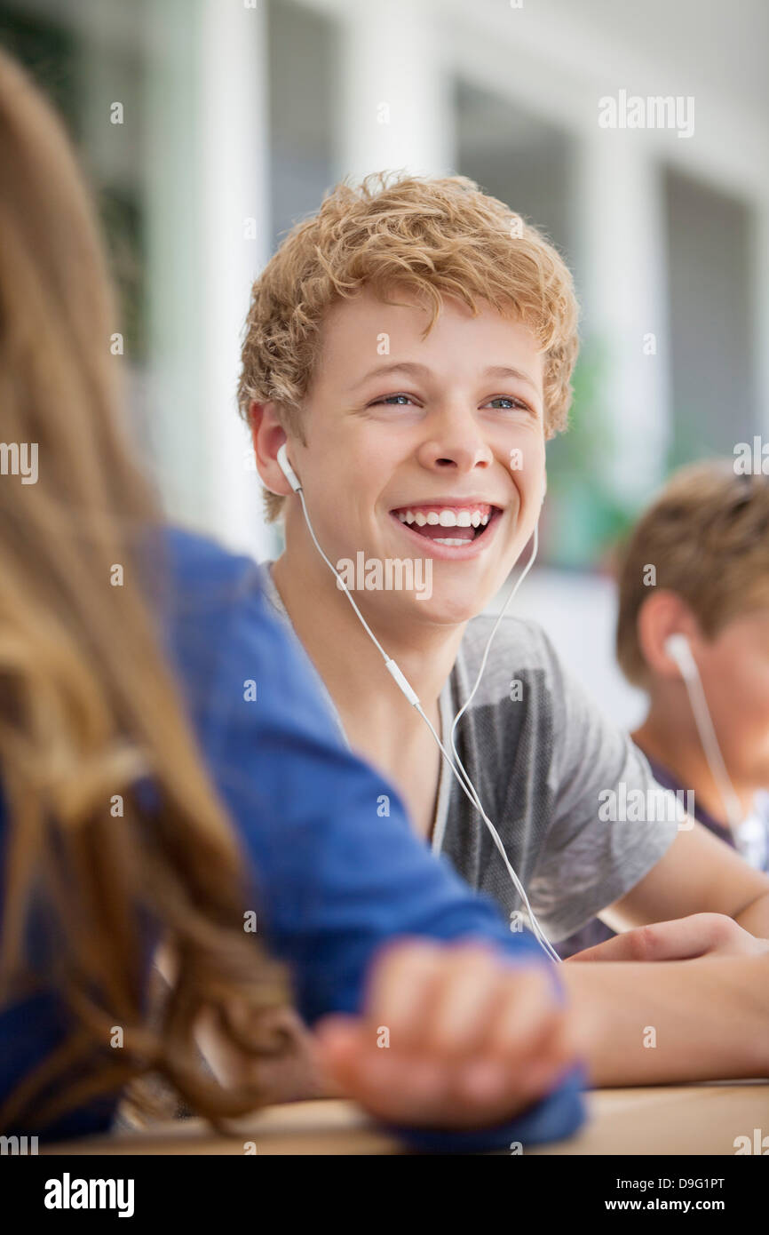 Les élèves à écouter de la musique dans une salle de classe Photo Stock ...
