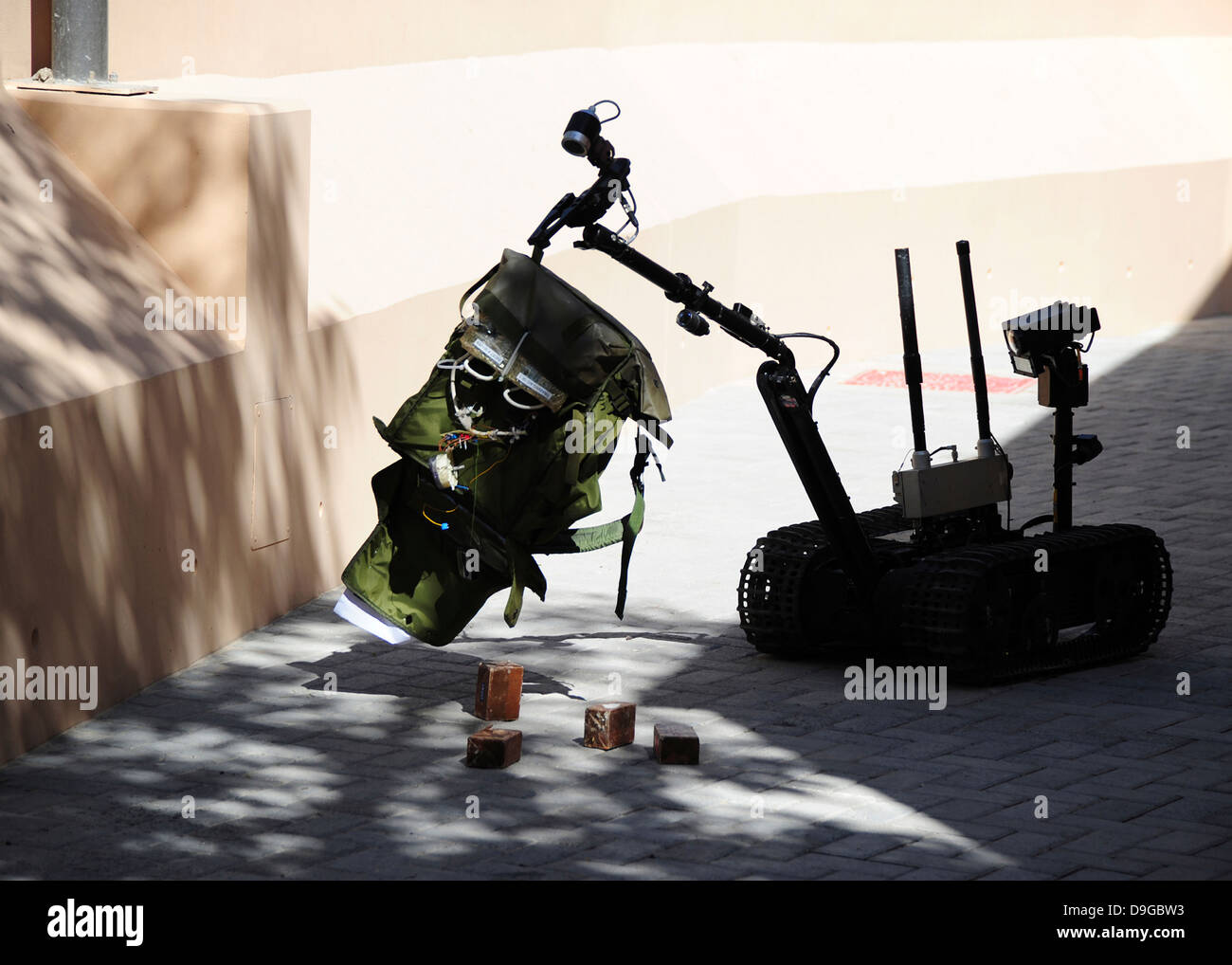 Talon robot télécommandé étudie un dispositif explosif Photo Stock - Alamy