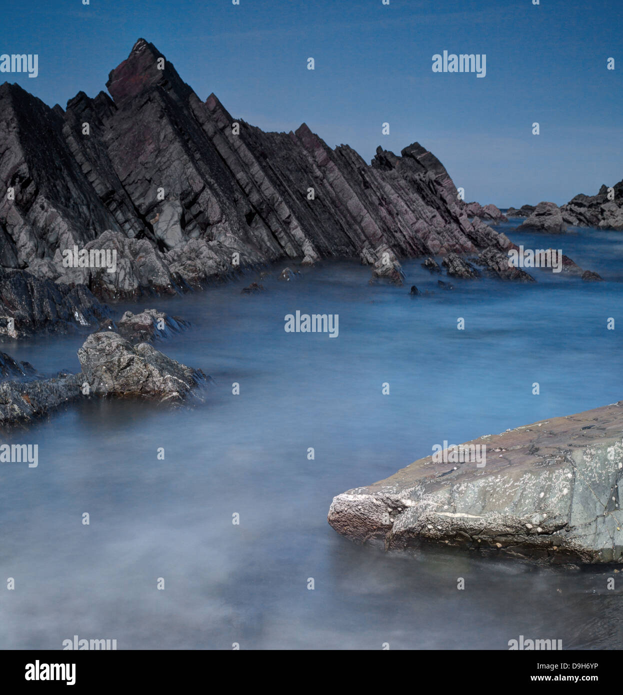 La marée montante sur cette plage pittoresque mais robuste de façon ...