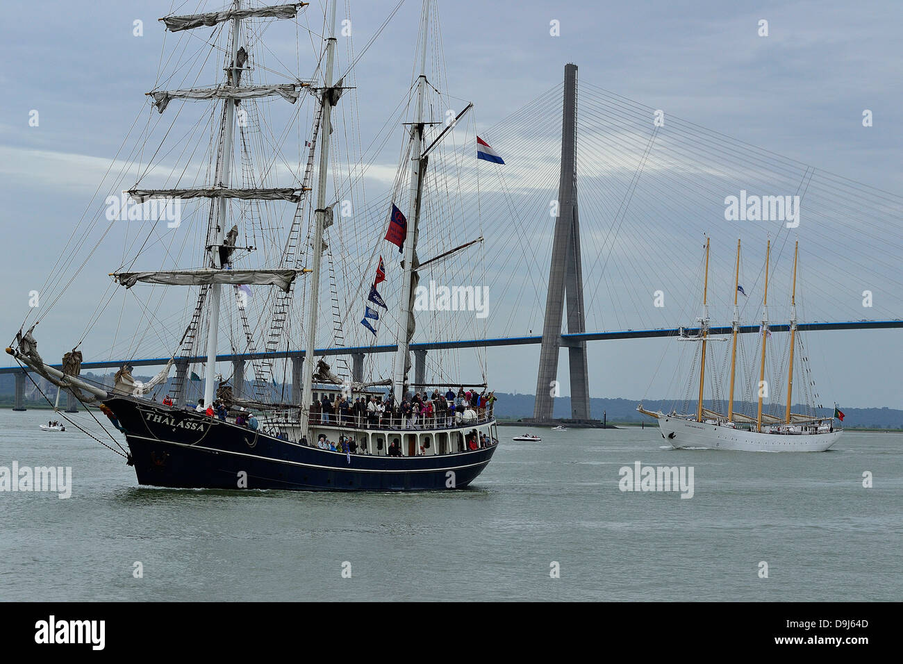 Thalassa trois-mâts et Santa Maria Manuela : quatre-mâts, près de pont ...