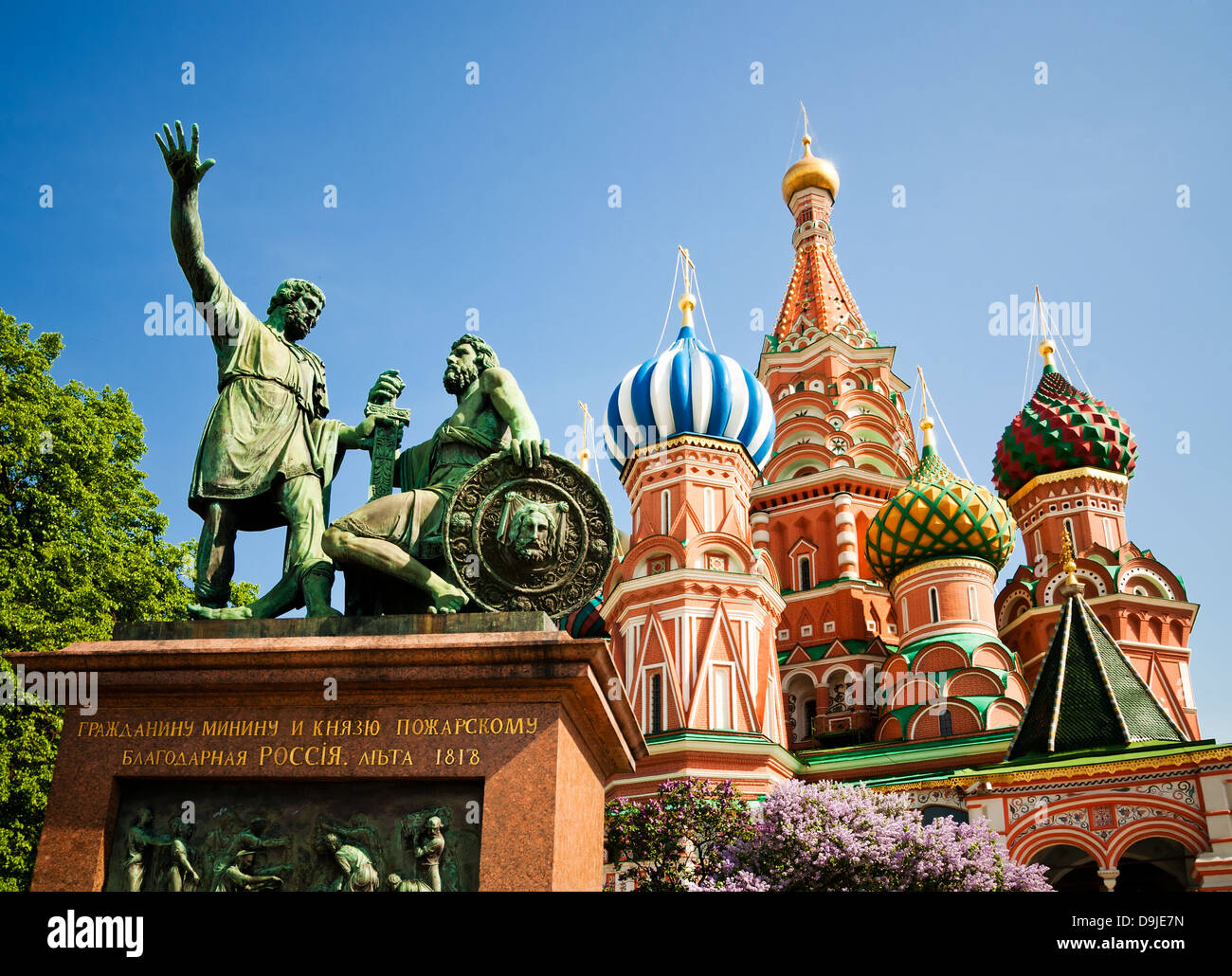 Le monument de minine et Pojarski et le plus célèbre cathédrale russe ...