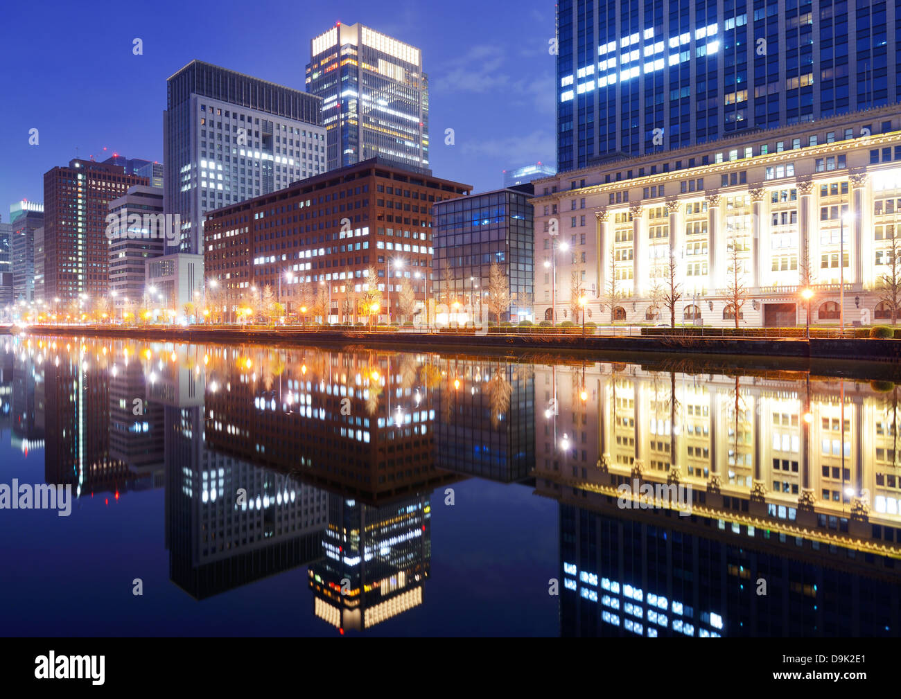 Centre Ville De Tokyo Reflet Banque d'image et photos - Alamy
