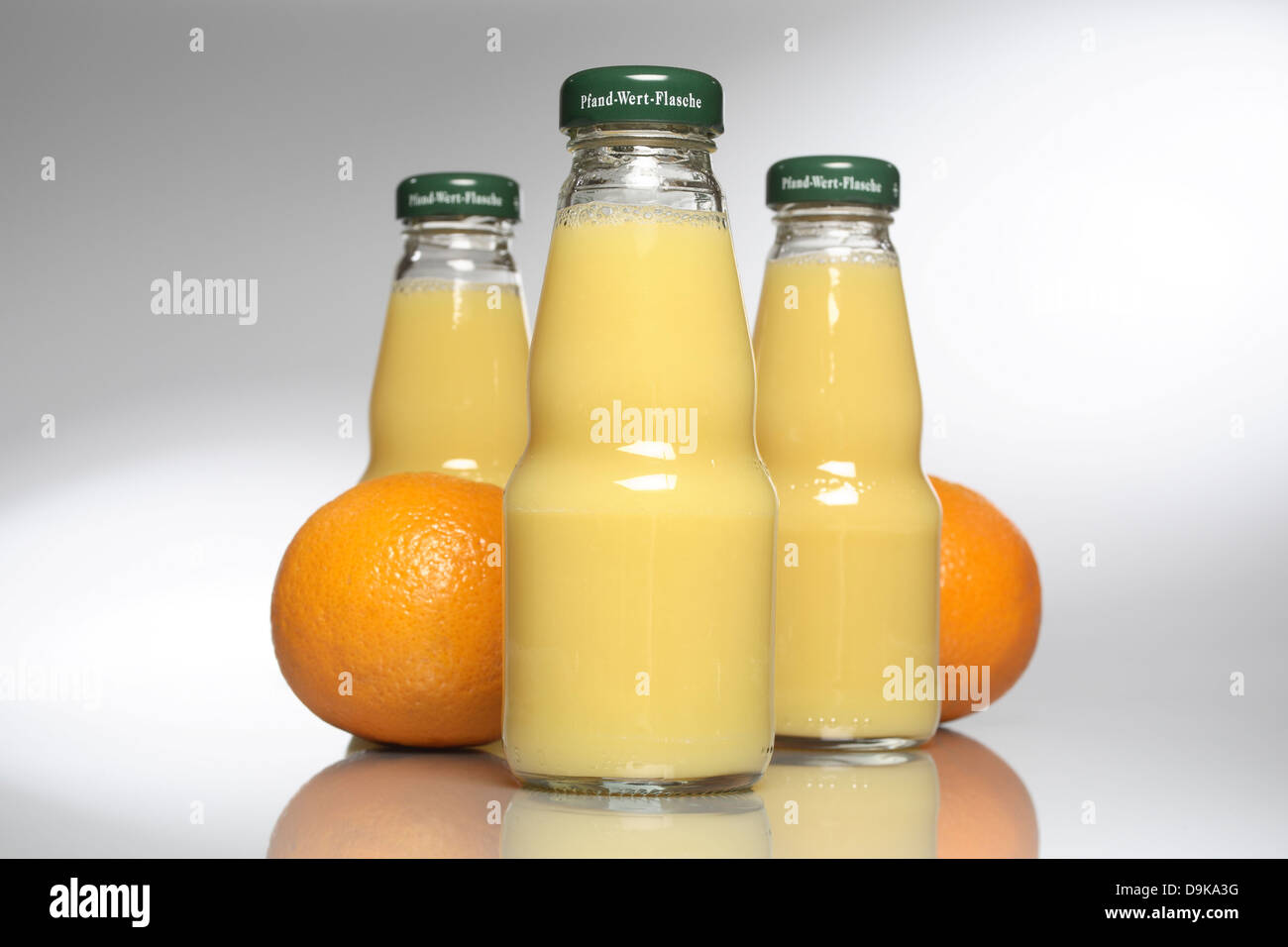 Bouteilles de jus de fruits bouteilles de jus Banque de photographies ...