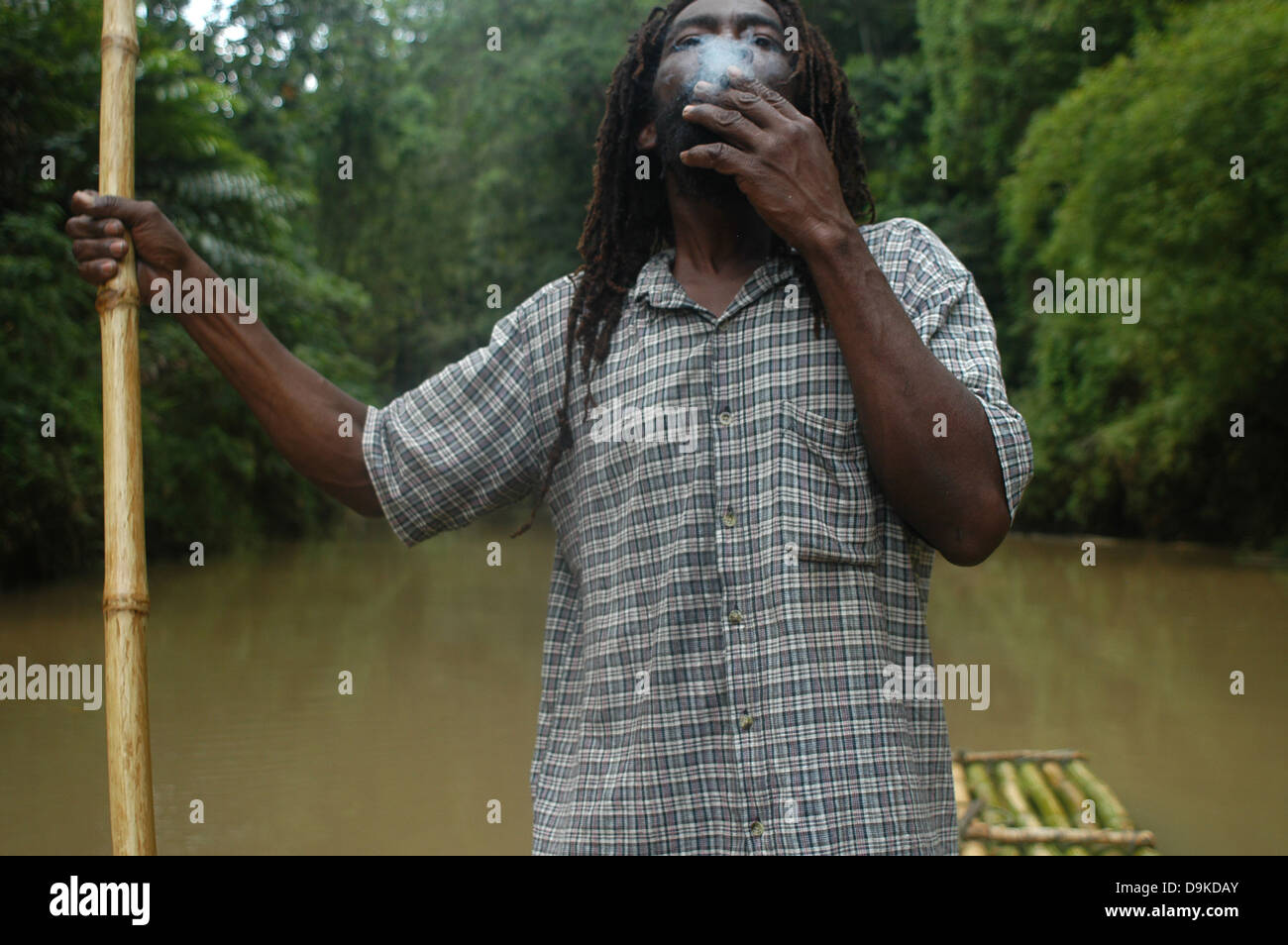 Jamaica man smoking Banque de photographies et d’images à haute ...