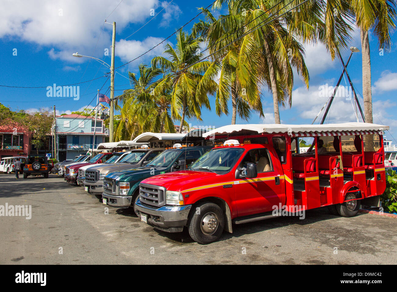 Des taxis attendent les touristes à Cruz Bay sur l'île des Caraïbes de ...
