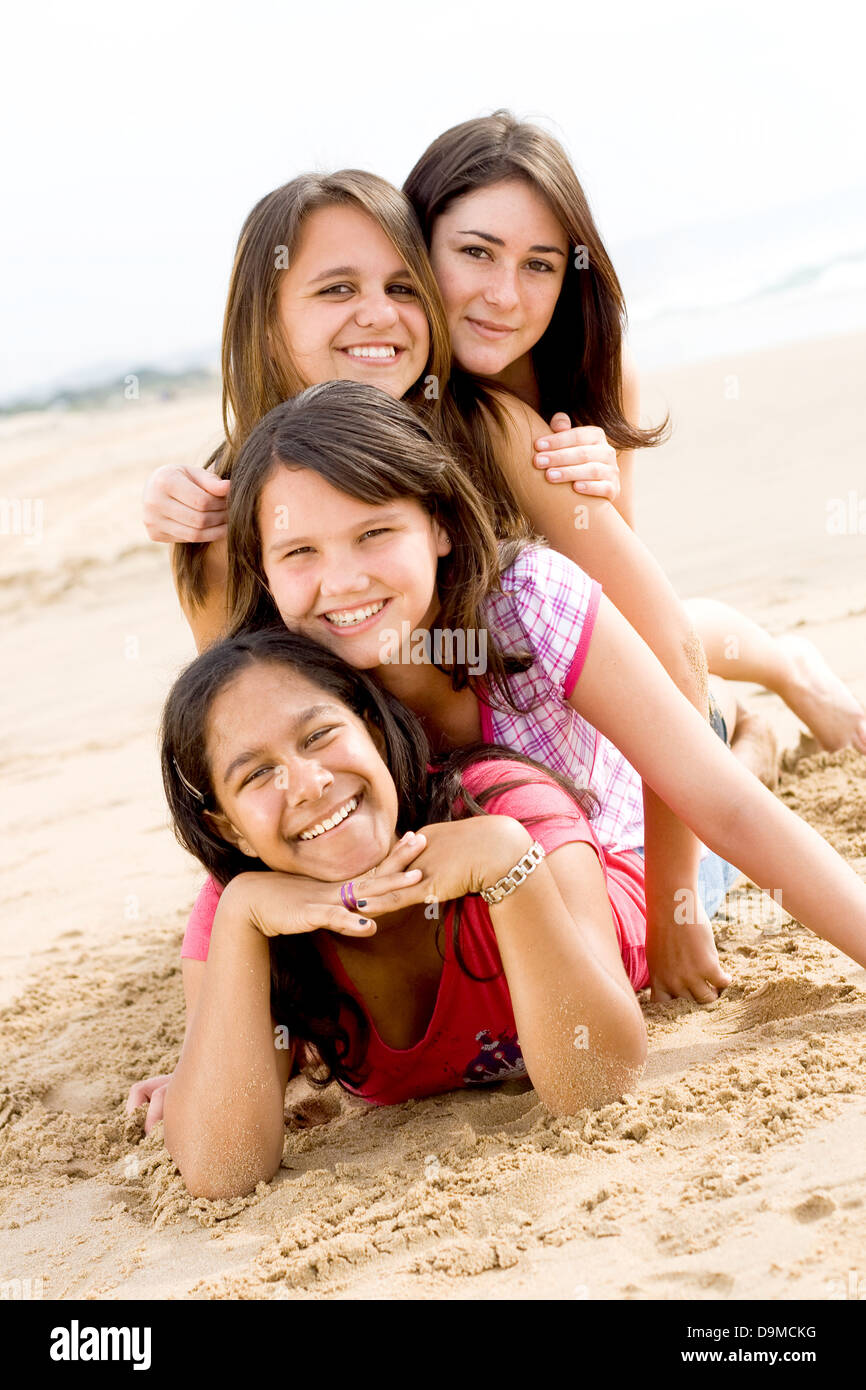 4 Friends Having Fun On The Beach Banque d'image et photos - Alamy