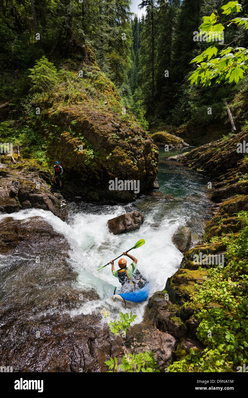 Kayak sur cascade Banque de photographies et d’images à haute ...