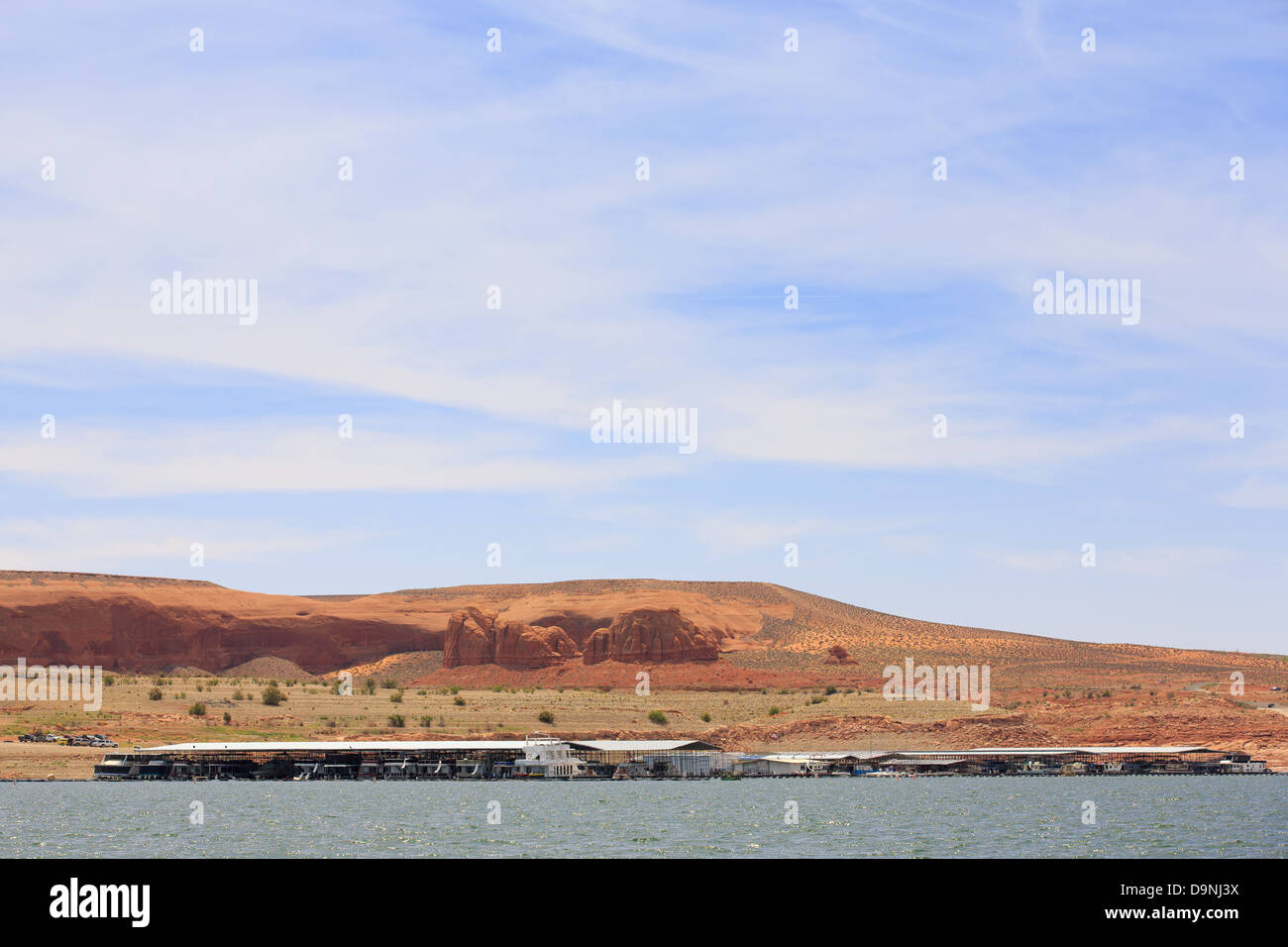 Amarré houseboats en feuillets couverts de Halls Crossing Marina au lac ...