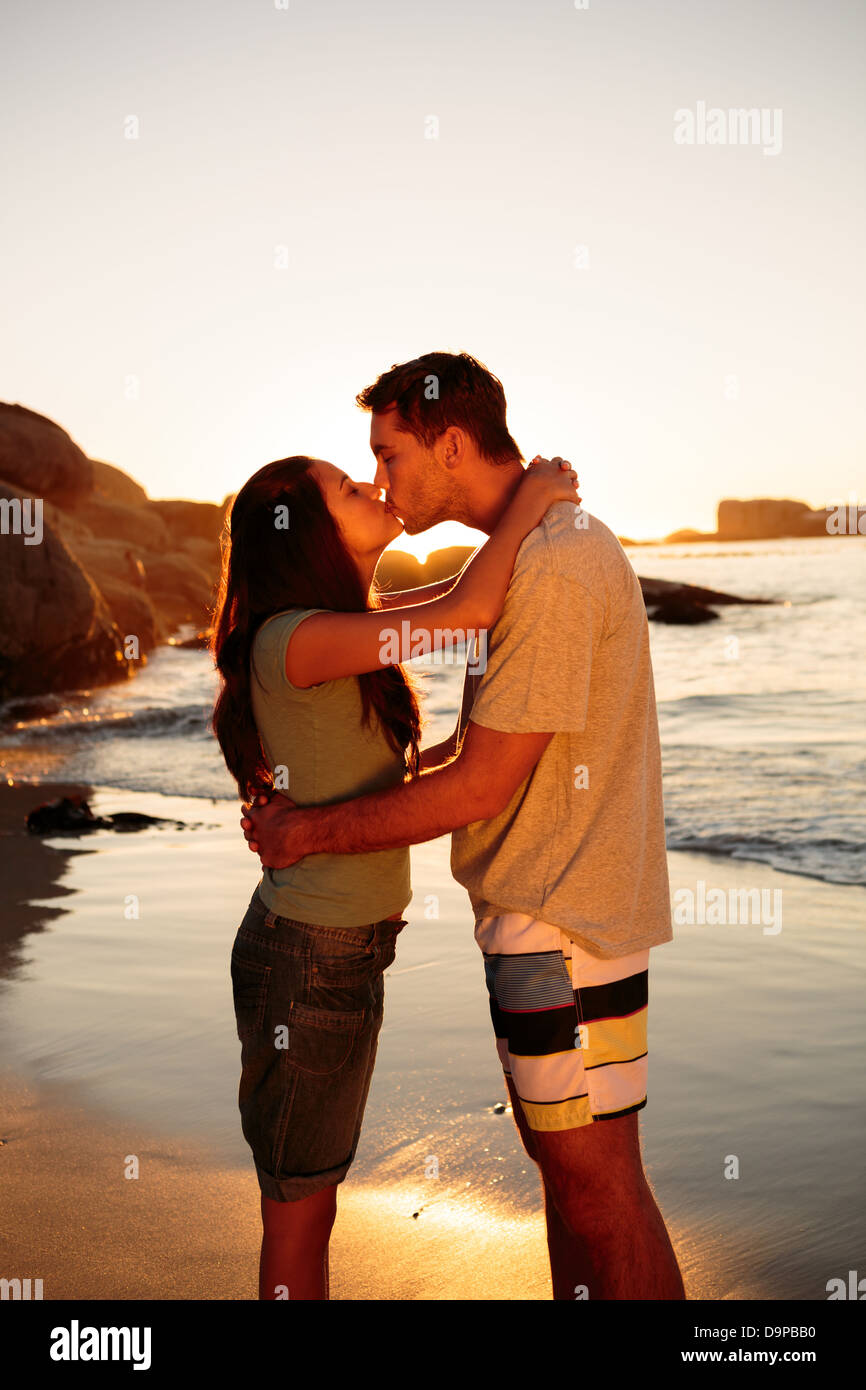 Couple Embrassant Sembrasser Sur La Plage Banque De Photographies Et D