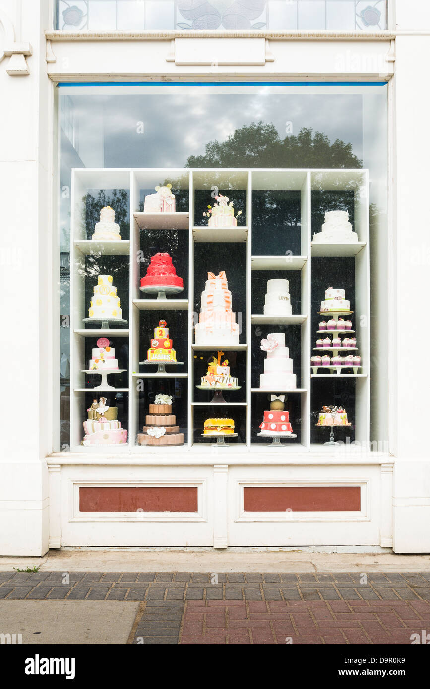 Cake shop window display Banque de photographies et d’images à haute ...