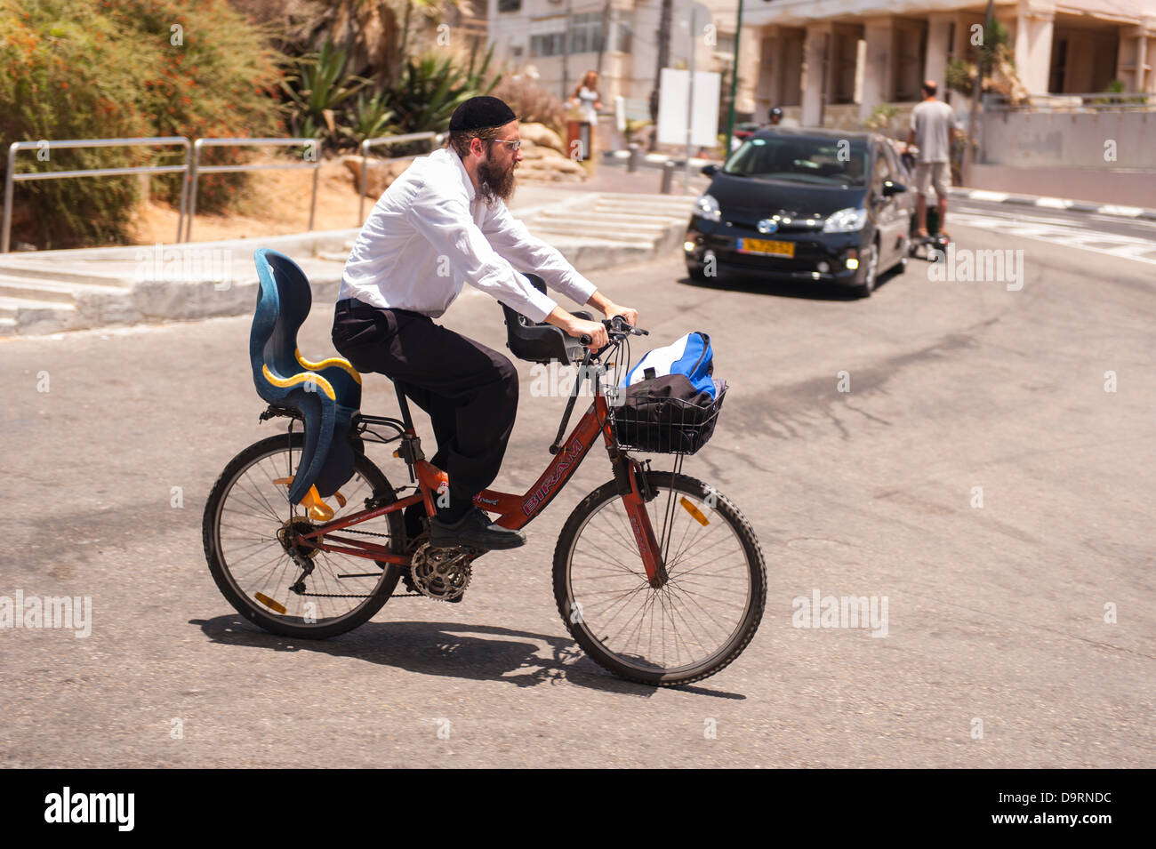 Tel Aviv Israël juif orthodoxe barbu homme juif cycle vélo location ...
