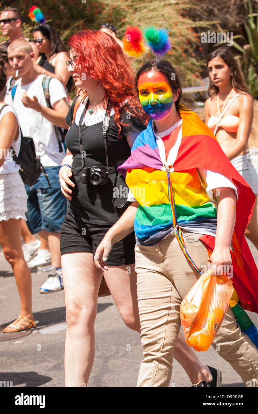 Israël Tel Aviv Gay Pride Parade fête jeune fille femme dame drapée de ...