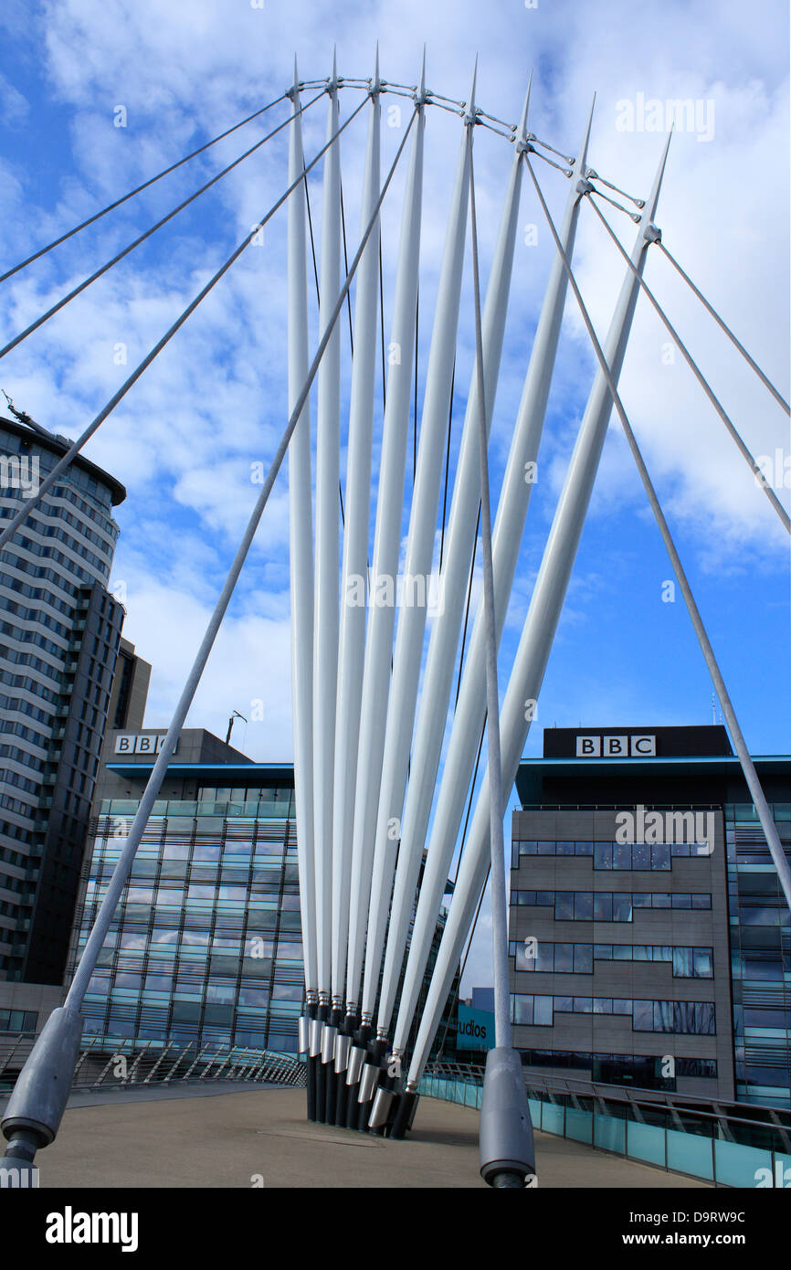 Pont suspendu en arc en acier Banque de photographies et d’images à ...