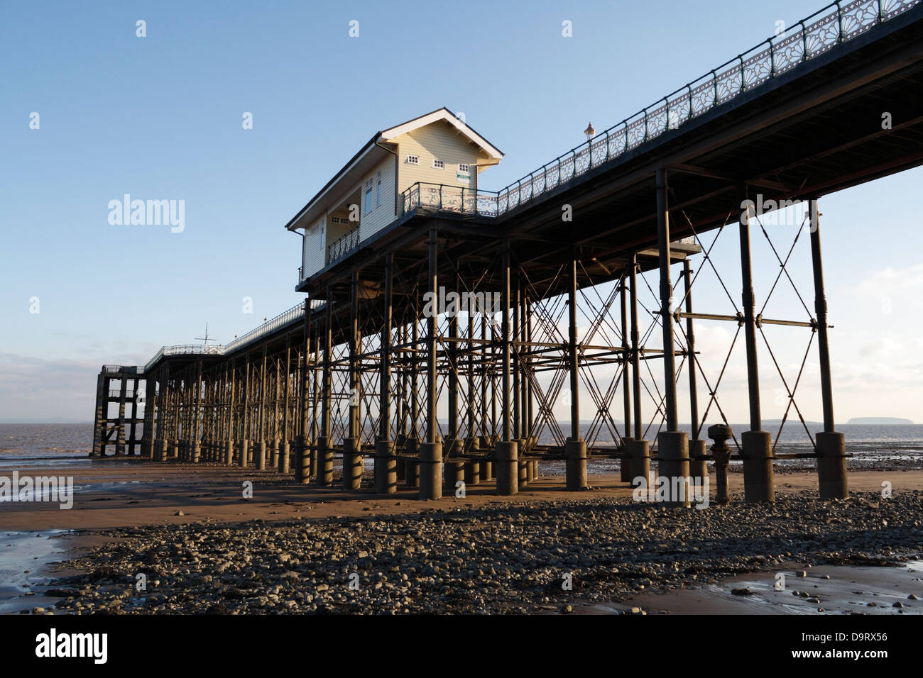 Penarth Pier à marée basse au pays de Galles au Royaume-Uni surplombant ...