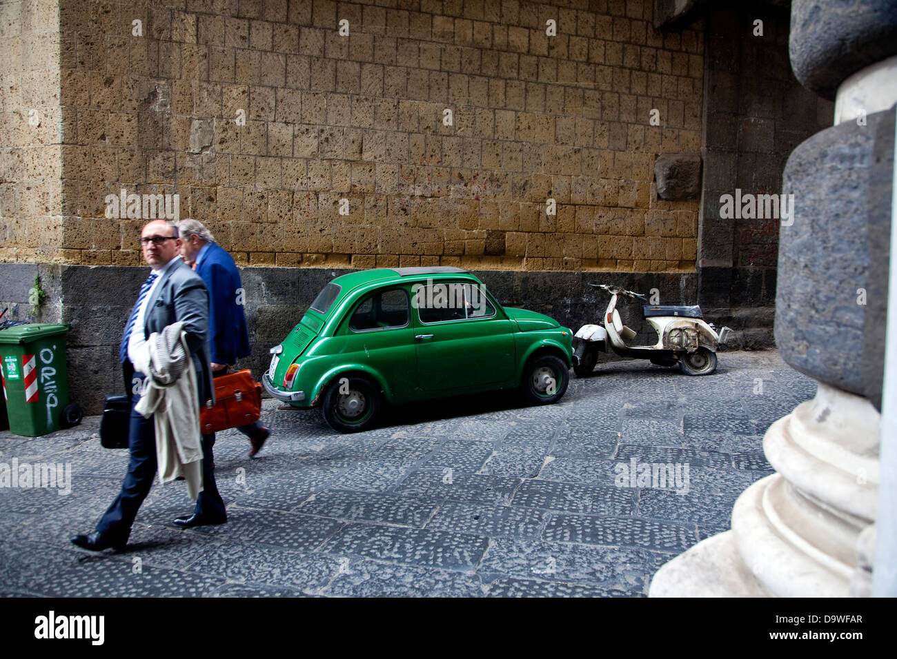 Vespa piaggio fiat 500 Banque de photographies et d’images à haute ...