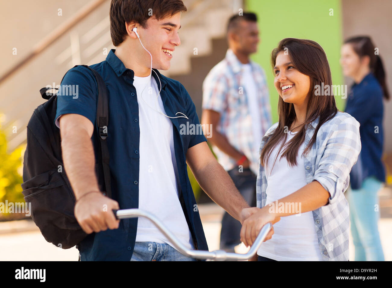 Amis parler Banque de photographies et d’images à haute résolution - Alamy