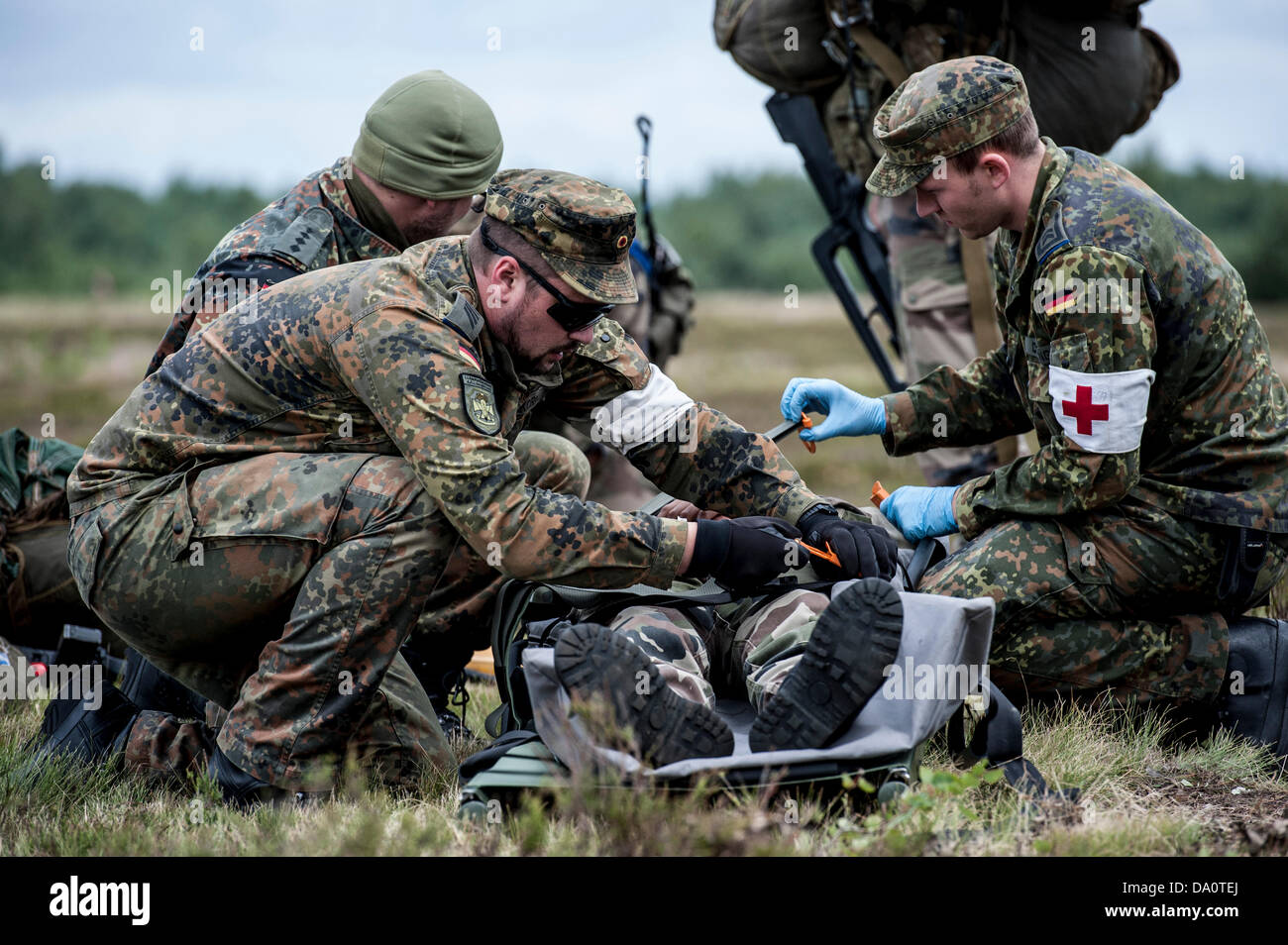 Secourisme militaire Banque de photographies et d’images à haute ...