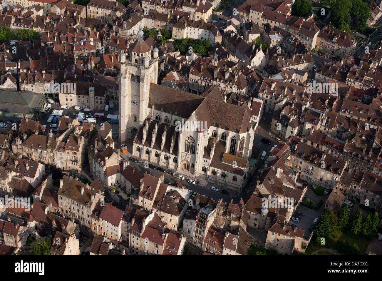 VUE AÉRIENNE.Basilique notre-Dame de la Collégiale.Dole, Jura ...