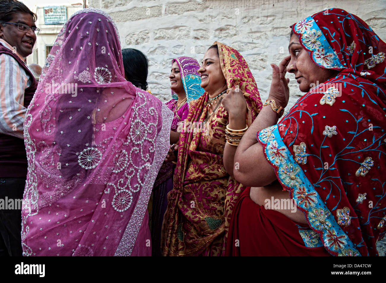 Les femmes portant des saris Banque de photographies et d’images à ...