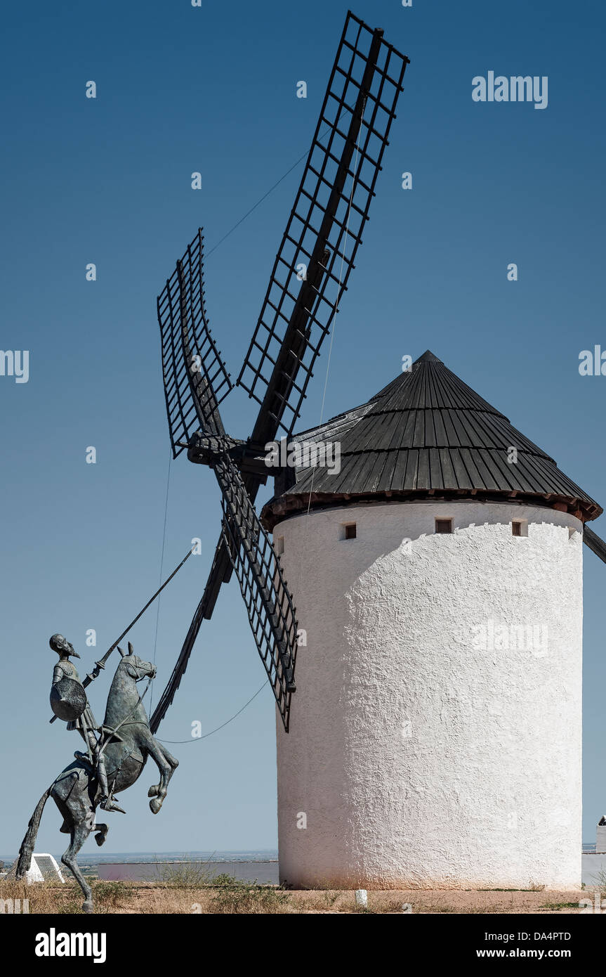 Moulin et statue de Don Quichotte sur son cheval Rocinante à Campo de ...