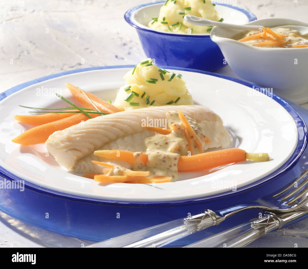 Poisson cuit à la vapeur avec des carottes et de la sauce à la moutarde ...