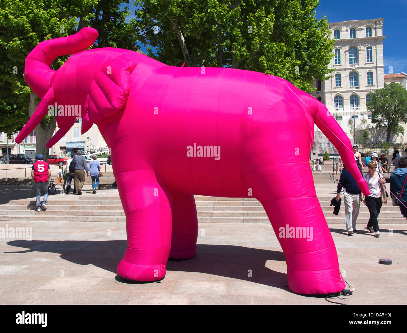 L'éléphant rose gonflable bizarre dans un parc proche du Vieux Port de ...