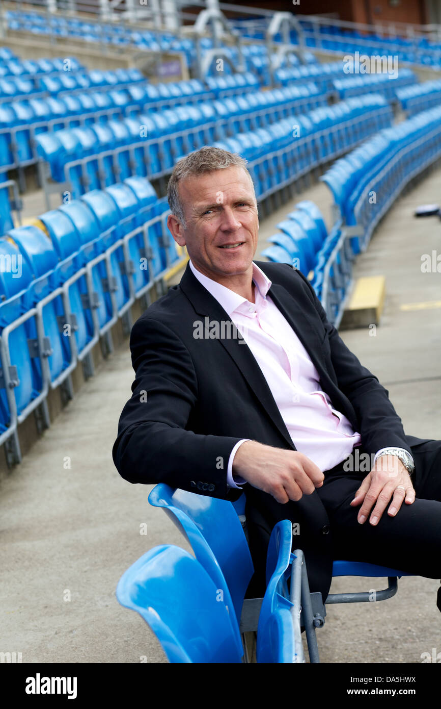 Alec stewart assis dans les tribunes au terrain de cricket de headley ...