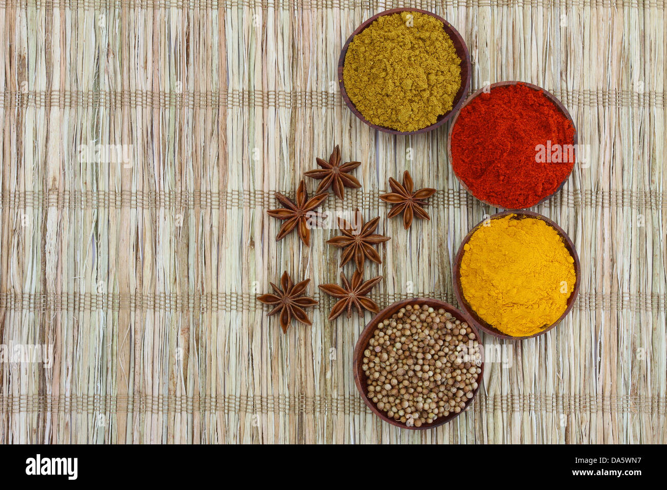 Epices inde sur fond noir Banque de photographies et d’images à haute ...